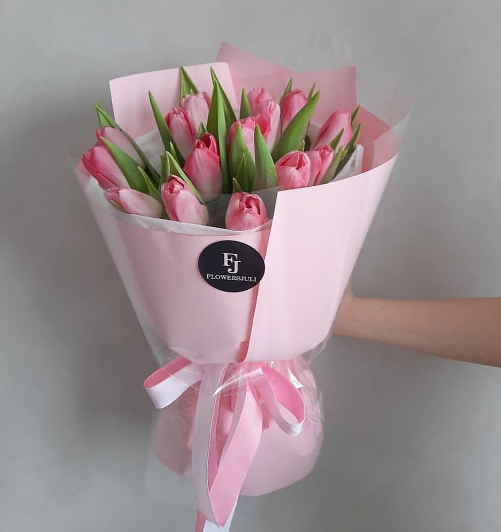 Букет из тюльпанов в розовой упаковки , шикарный букет, на любой вкус