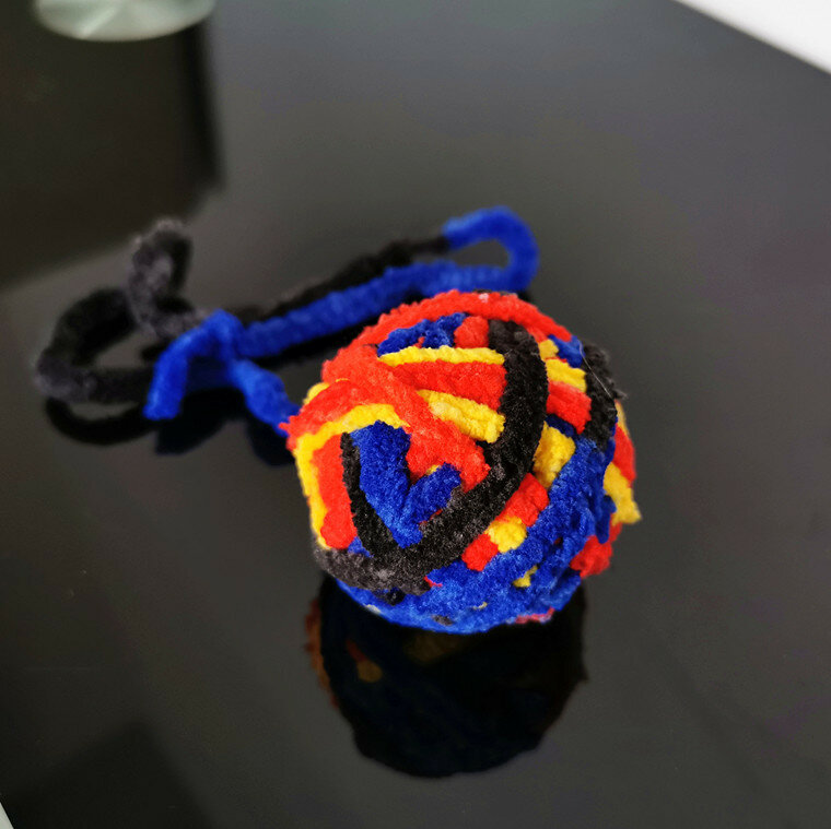 Кошачья игрушка для прорезывания зубов с 40 см хвостом, вязаный мячик желто-сине-черно-красный, диаметр 5 см,