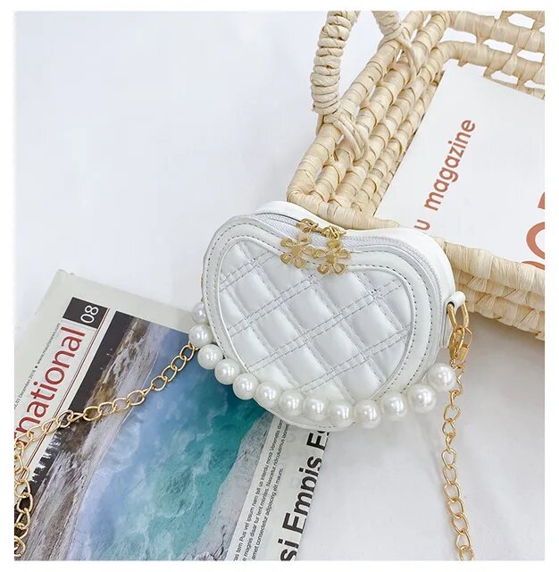 Мини-сумочка через плечо для девочек с жемчужной ручкой, кошелек-кошелек в форме сердца, милая детская сумка-кроссбоди в форме сердца.