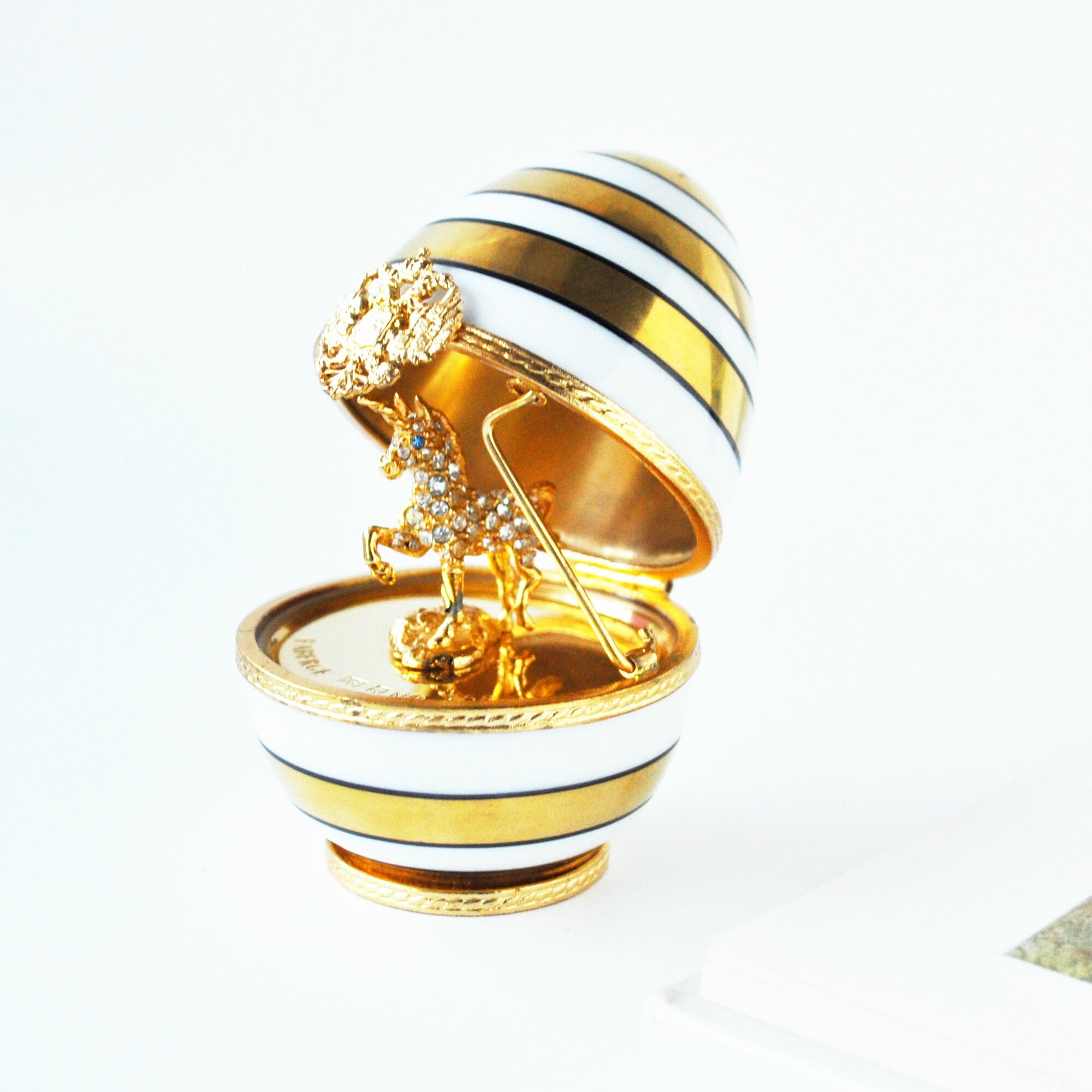 Faberge. Винтажное яйцо с сюрпризом "Единорог". Фарфор, ручная роспись, золочение, металлический сплав, кристаллы. Фаберже, конец ХХ века.