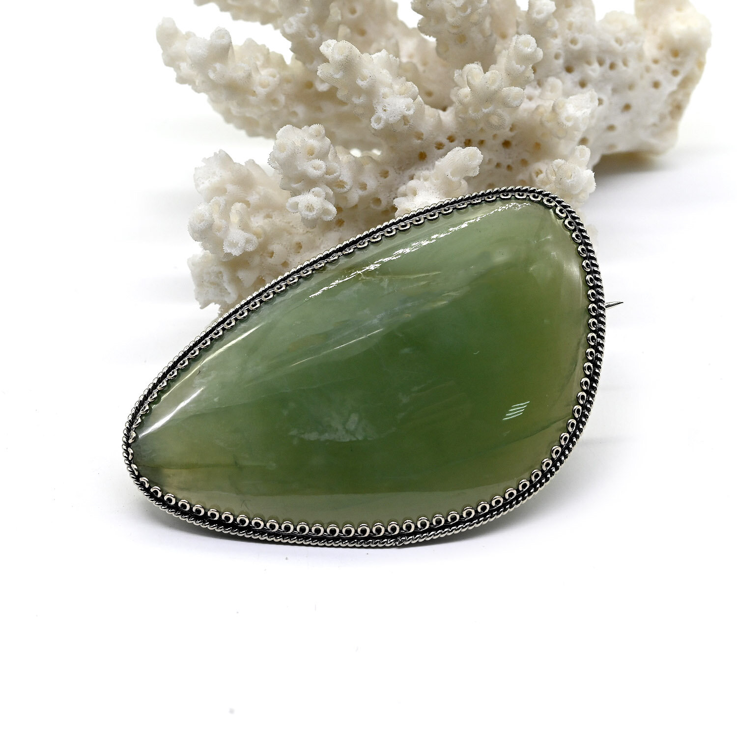 Брошь, нефрит