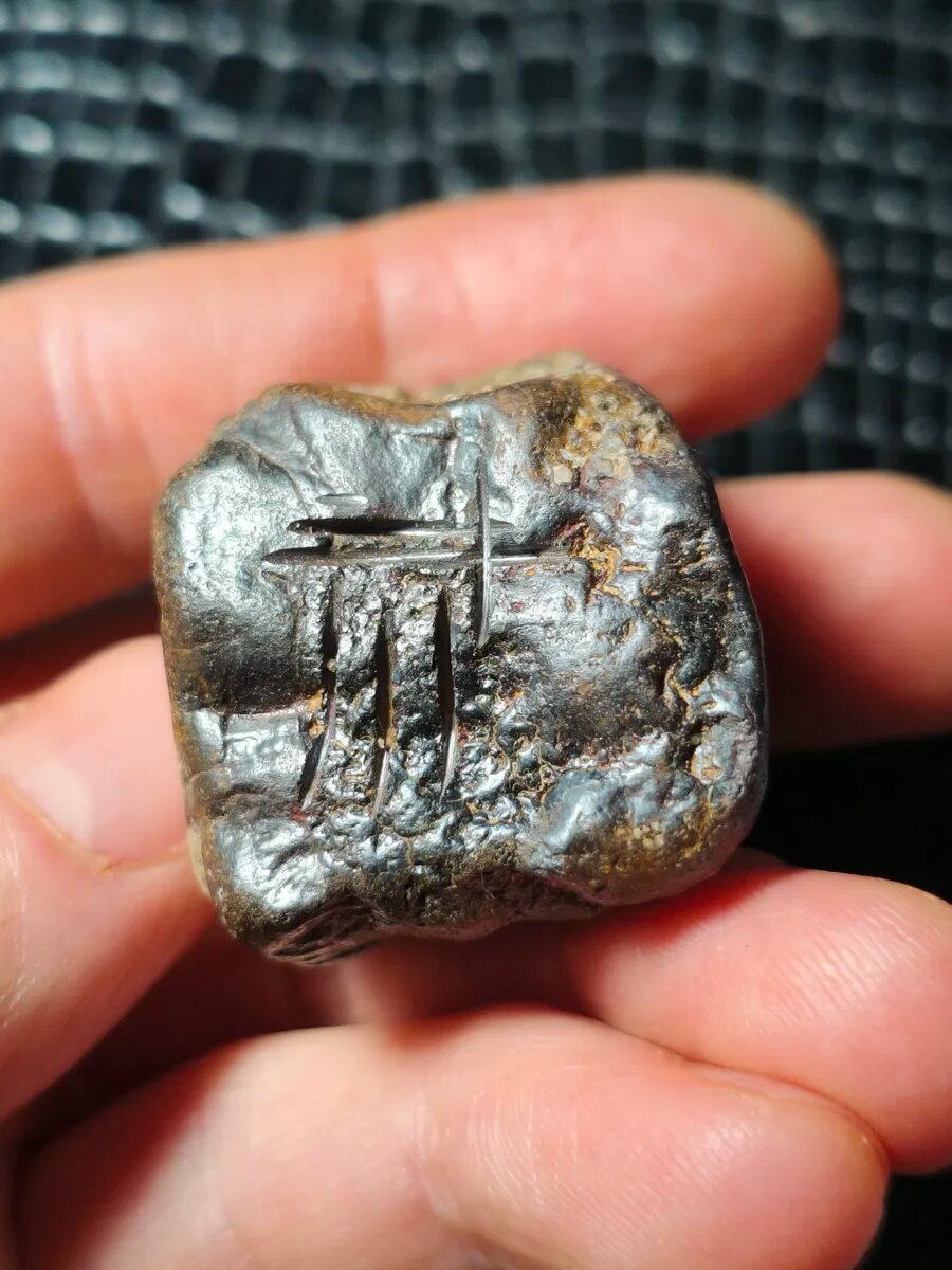 Силицид метеорит камень оберег с символом