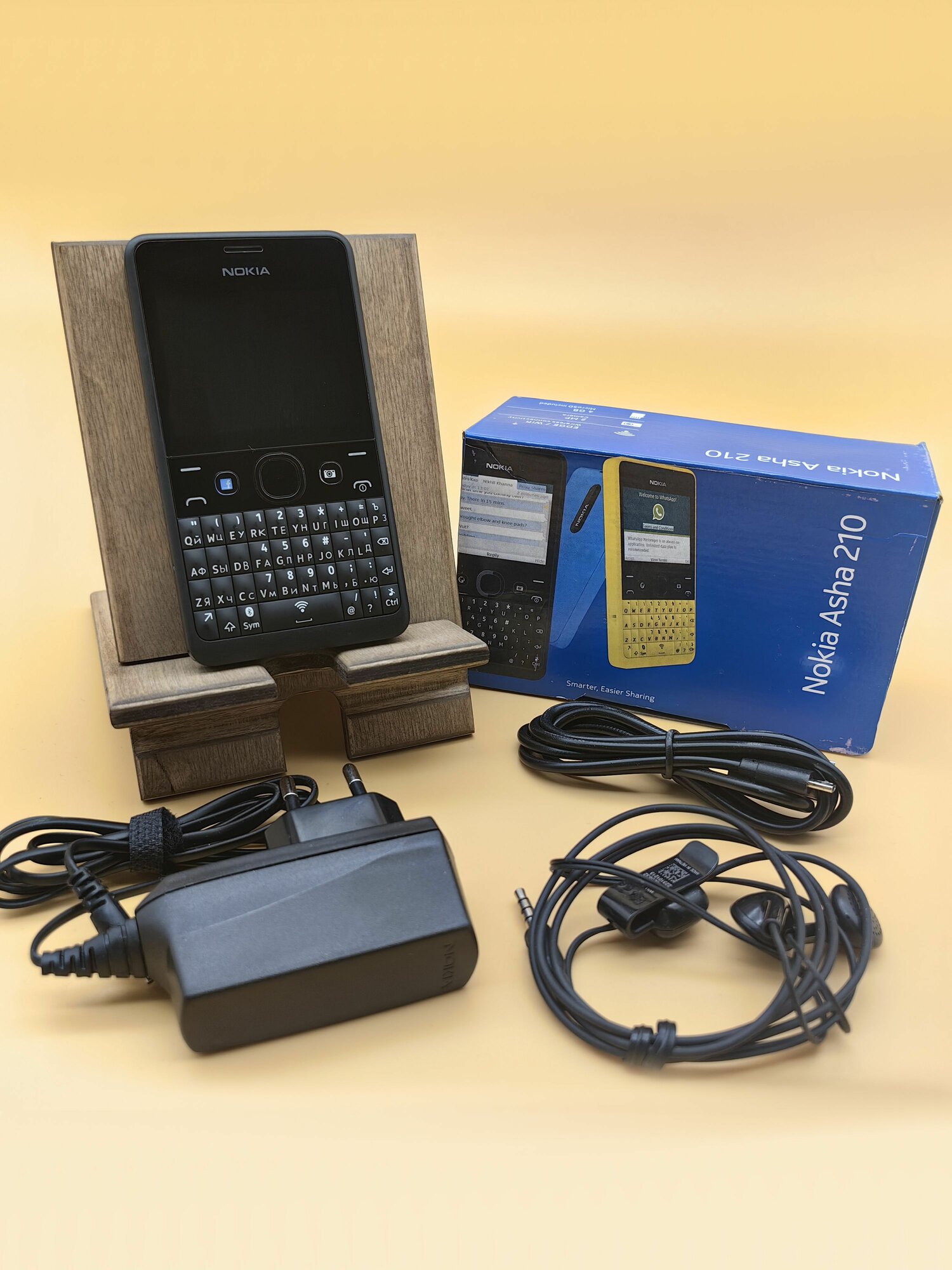 Мобильный кнопочный телефон с qwerty клавиатурой Nokia Asha 210, Черный