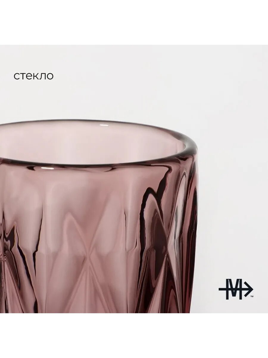 Розовый стеклянный бокал для шампанского