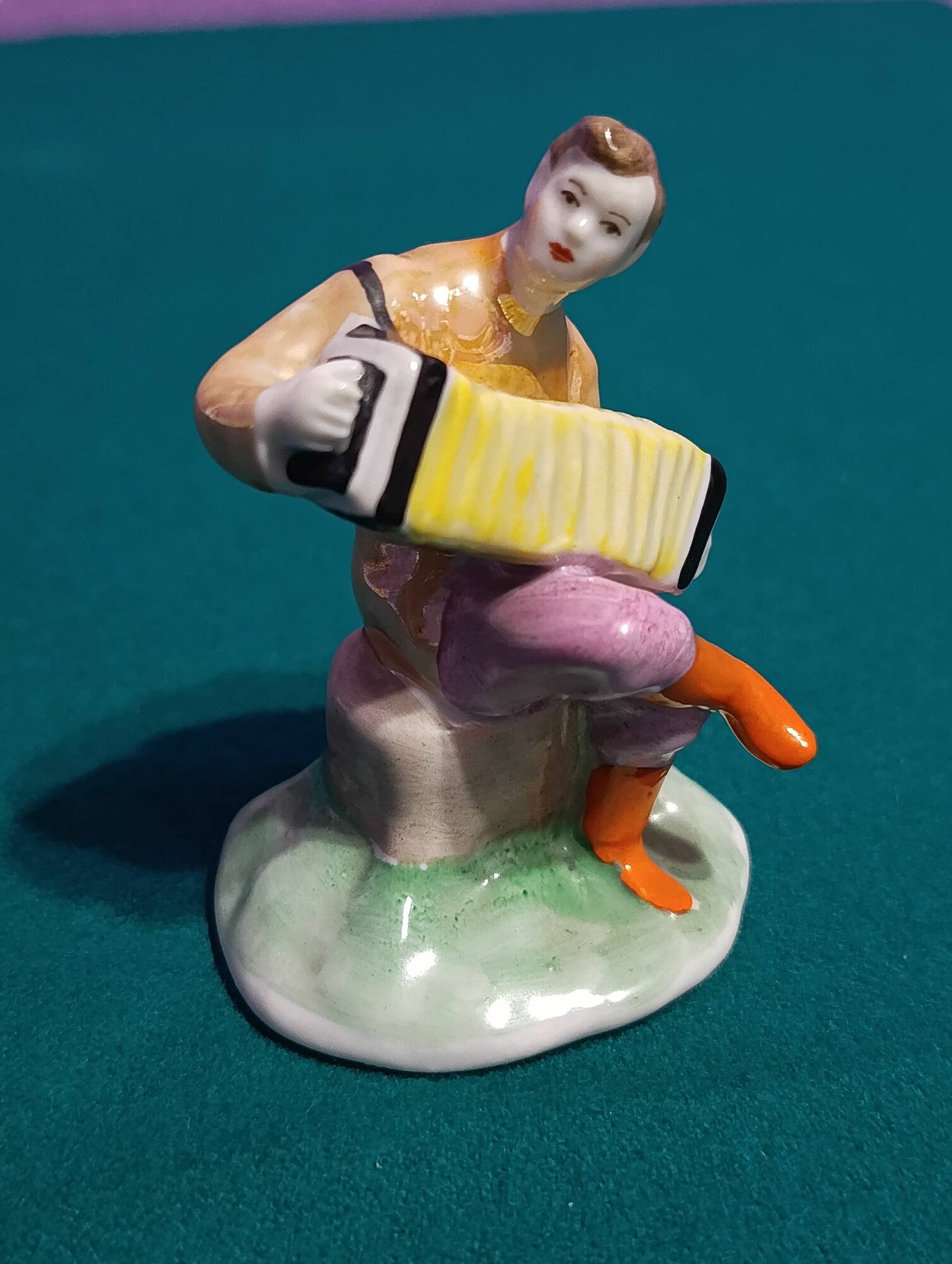 Статуэтка гармониста из триптиха "Русский перепляс", фарфор, роспись, люстр, Дулевский фарфоровый завод (Дулёво), СССР, 1963 г. редкость. гармонист