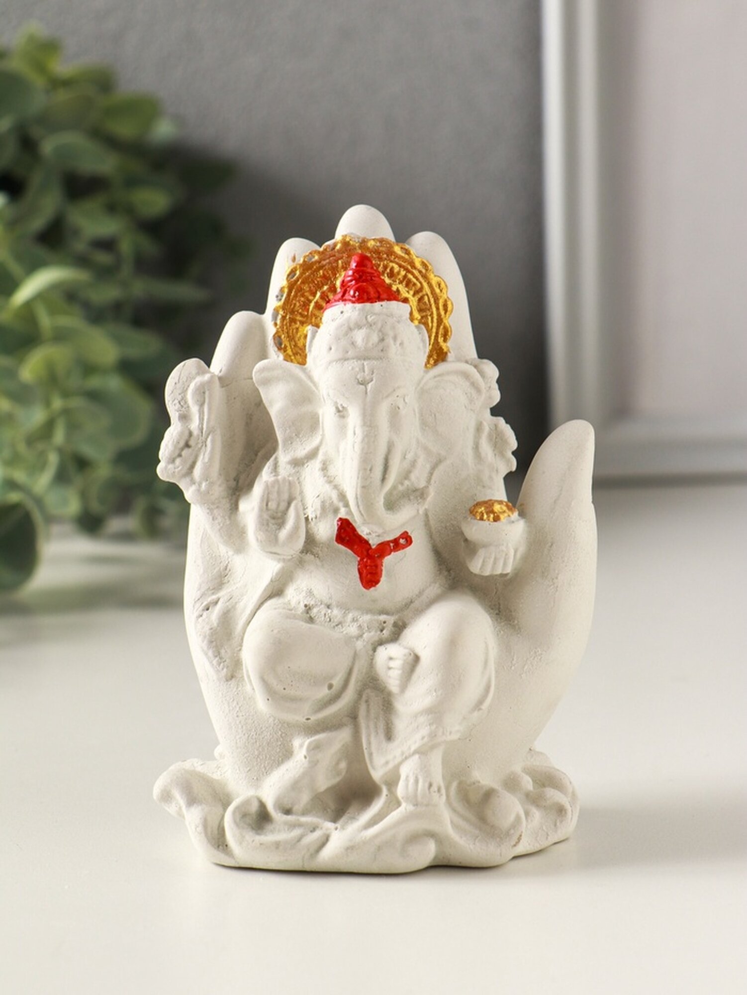 Статуэтка Сима-ленд "Ганеш в ладони", гипс, высота 11см, белая