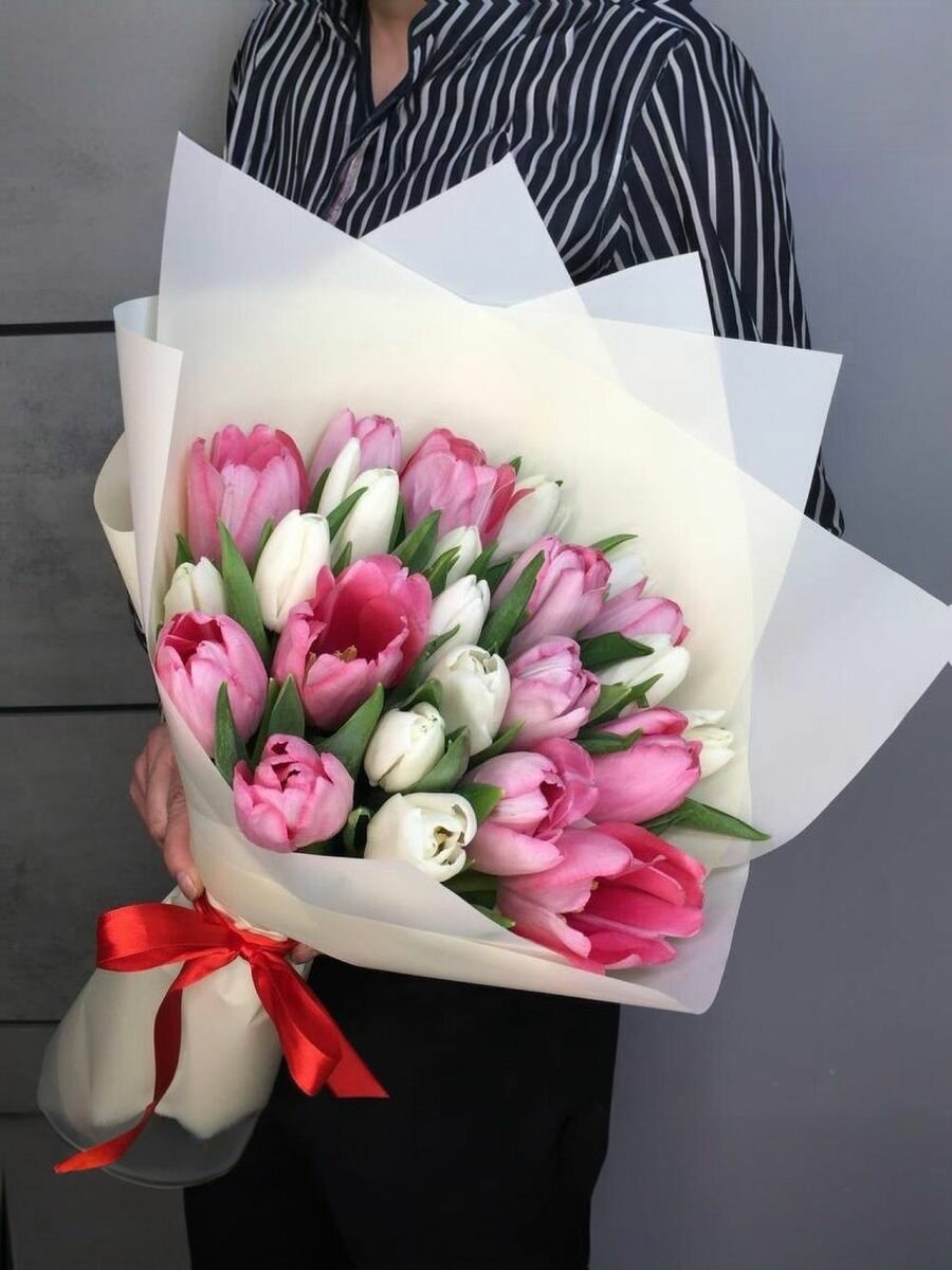 Букет из 25 белых и розовых тюльпанов
