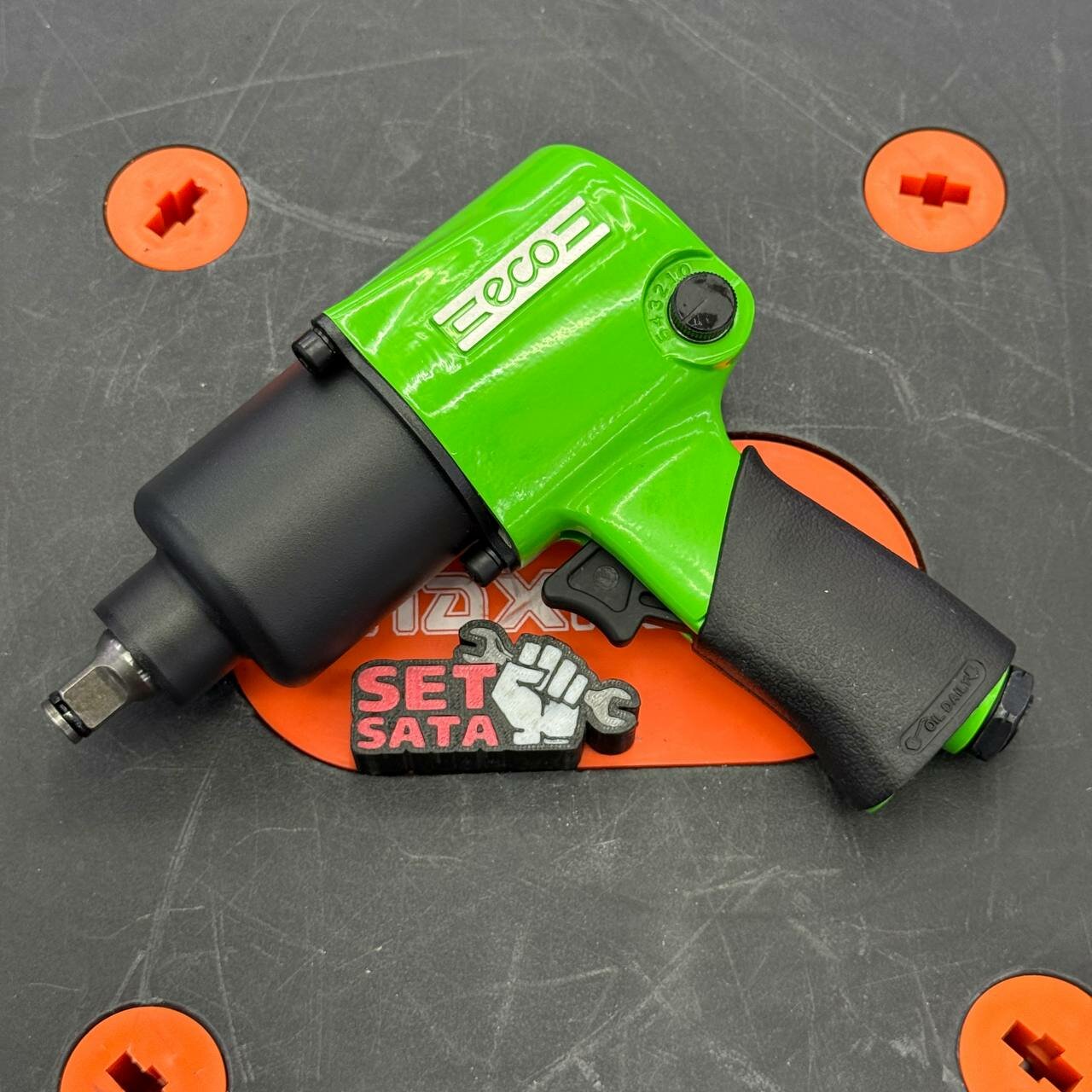 Пневмогайковерт Eco AIW-742S, 742Нм, 1/2", ударный, с набором головок