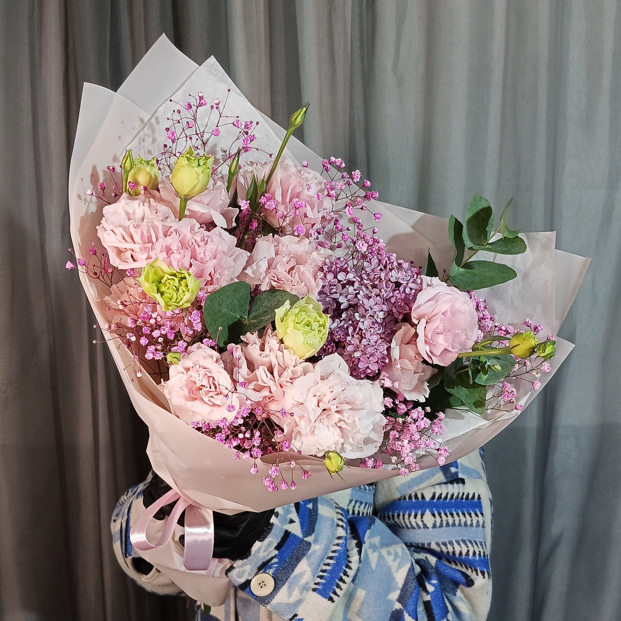 Ароматная сирень с розовой махровой эустомой, букет цветов из сирени