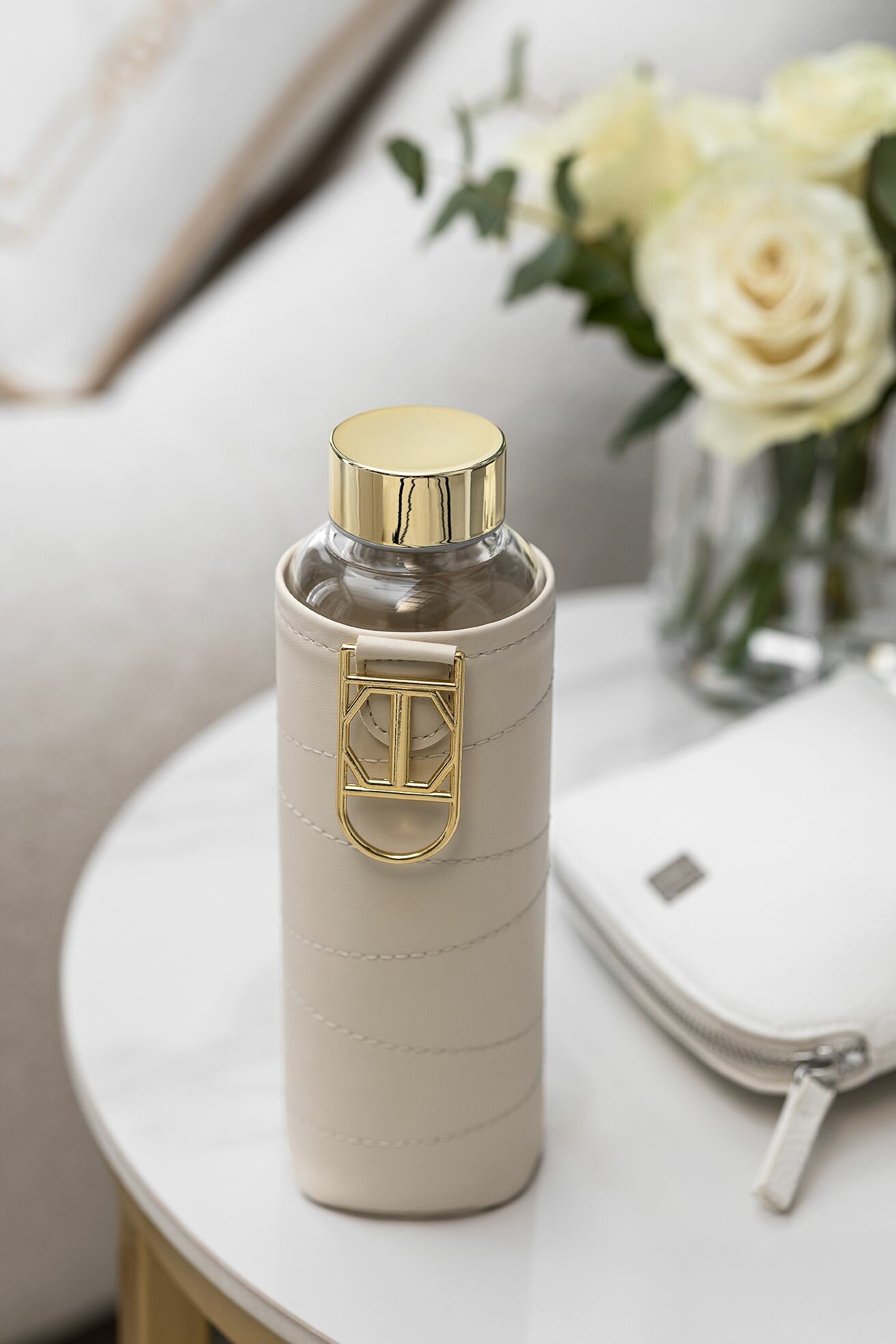 Togas Стеклянная бутылка для воды / напитков "Бонами" в кожаном стеганом чехле, 400 мл, экрю