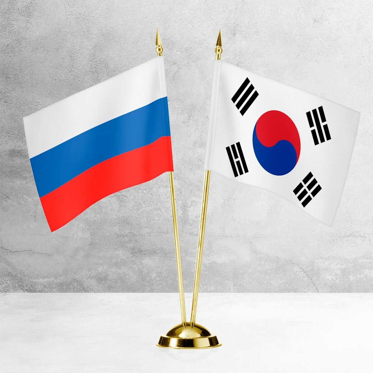 Настольные флаги России и Южной Кореи на пластиковой подставке под золото