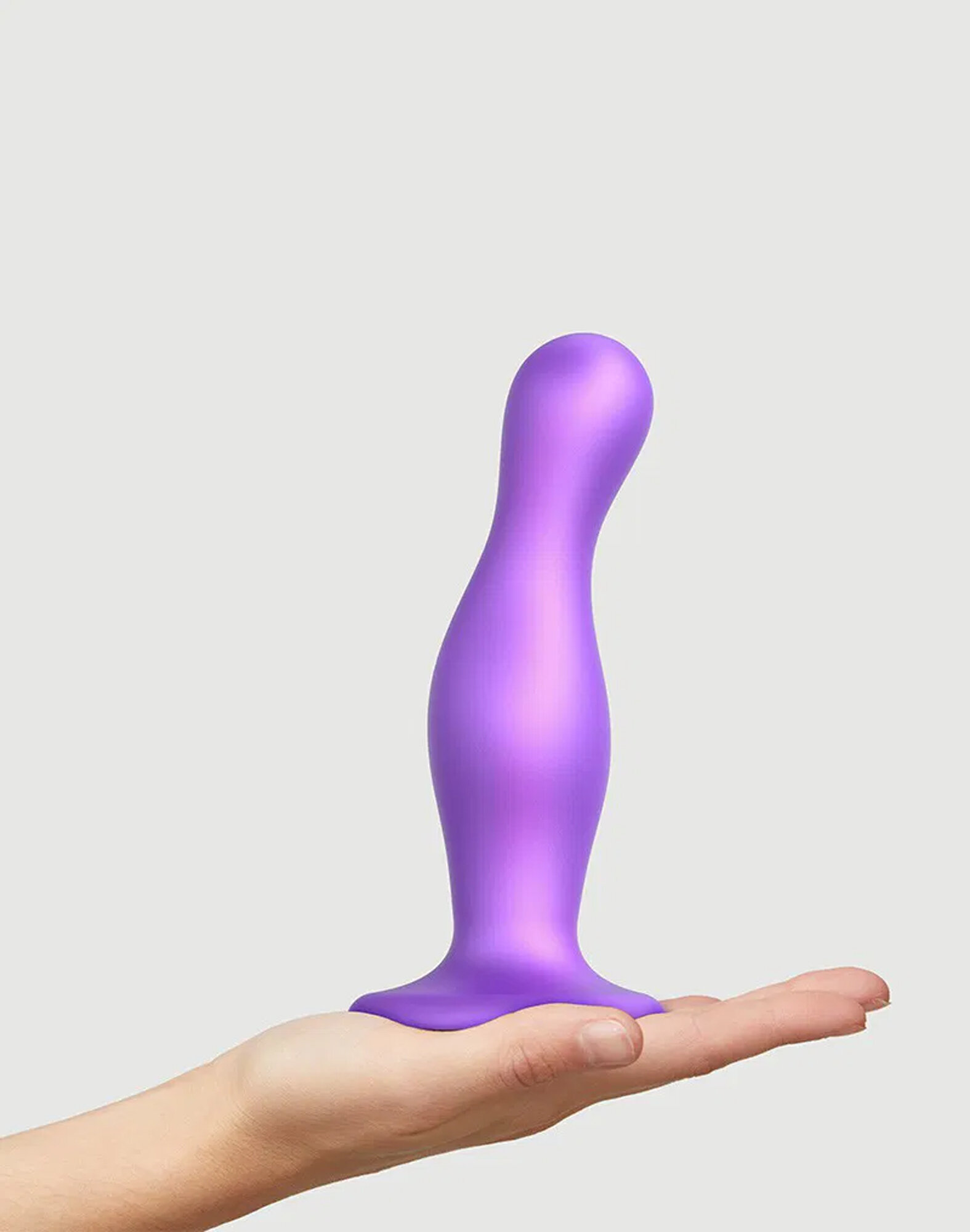 Фаллоимитатор Strap-On-Me Dildo Plug изогнутый, фиолетовый металлик (L - 16.5, Ø 4.7 см)