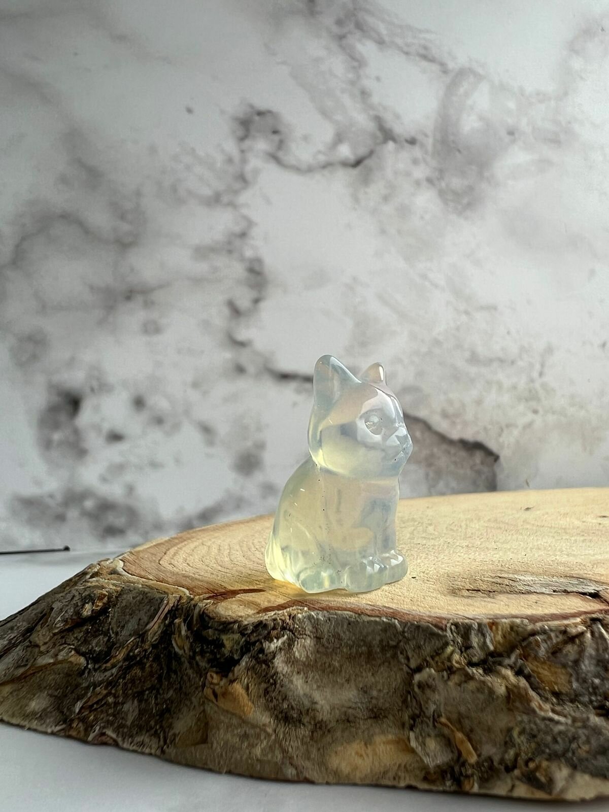 Фигурка-сувенир "Котик малый" минерал под имитацию лунного камня, 30х20 мм.