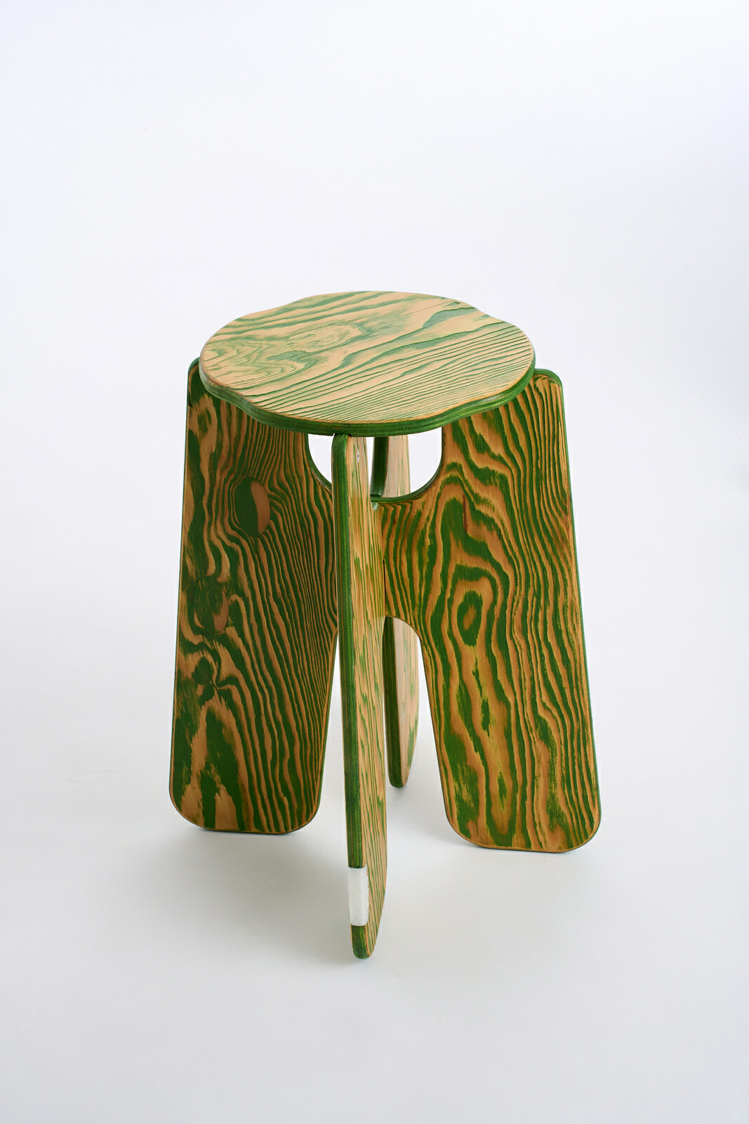 Stoul 01.2 от бренда Pluka зеленого цвета / Подставка, столик, стул, арт-объект