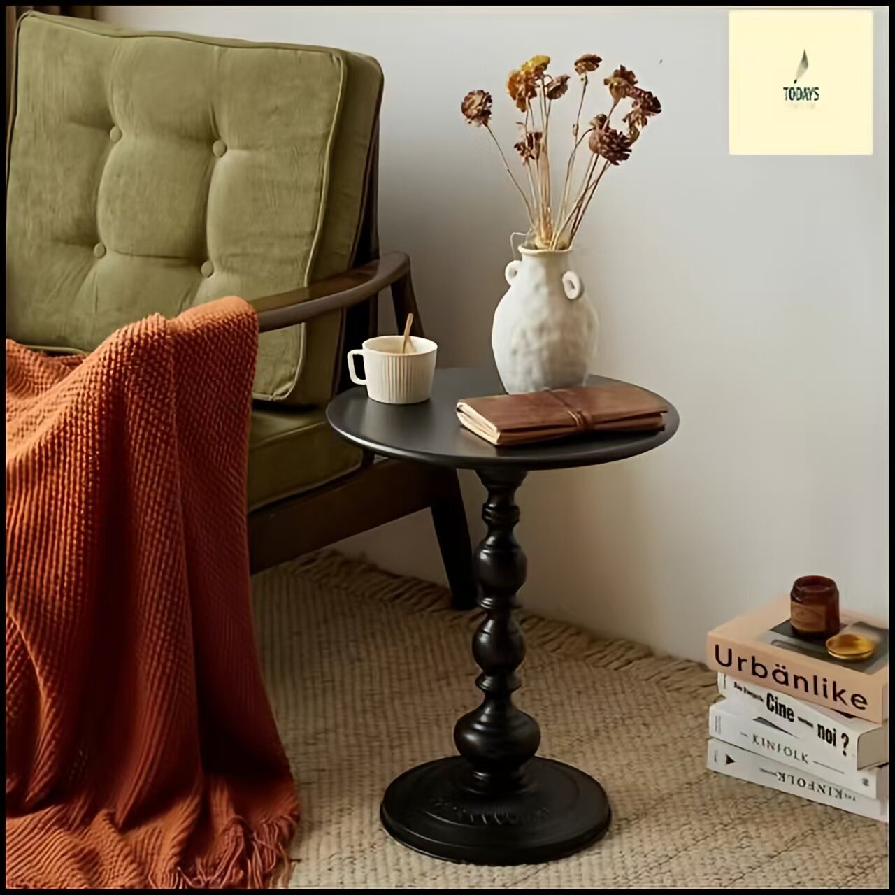 Домашний маленький журнальный столик в скандинавской гостиной, небольшой круглый столик на балконе