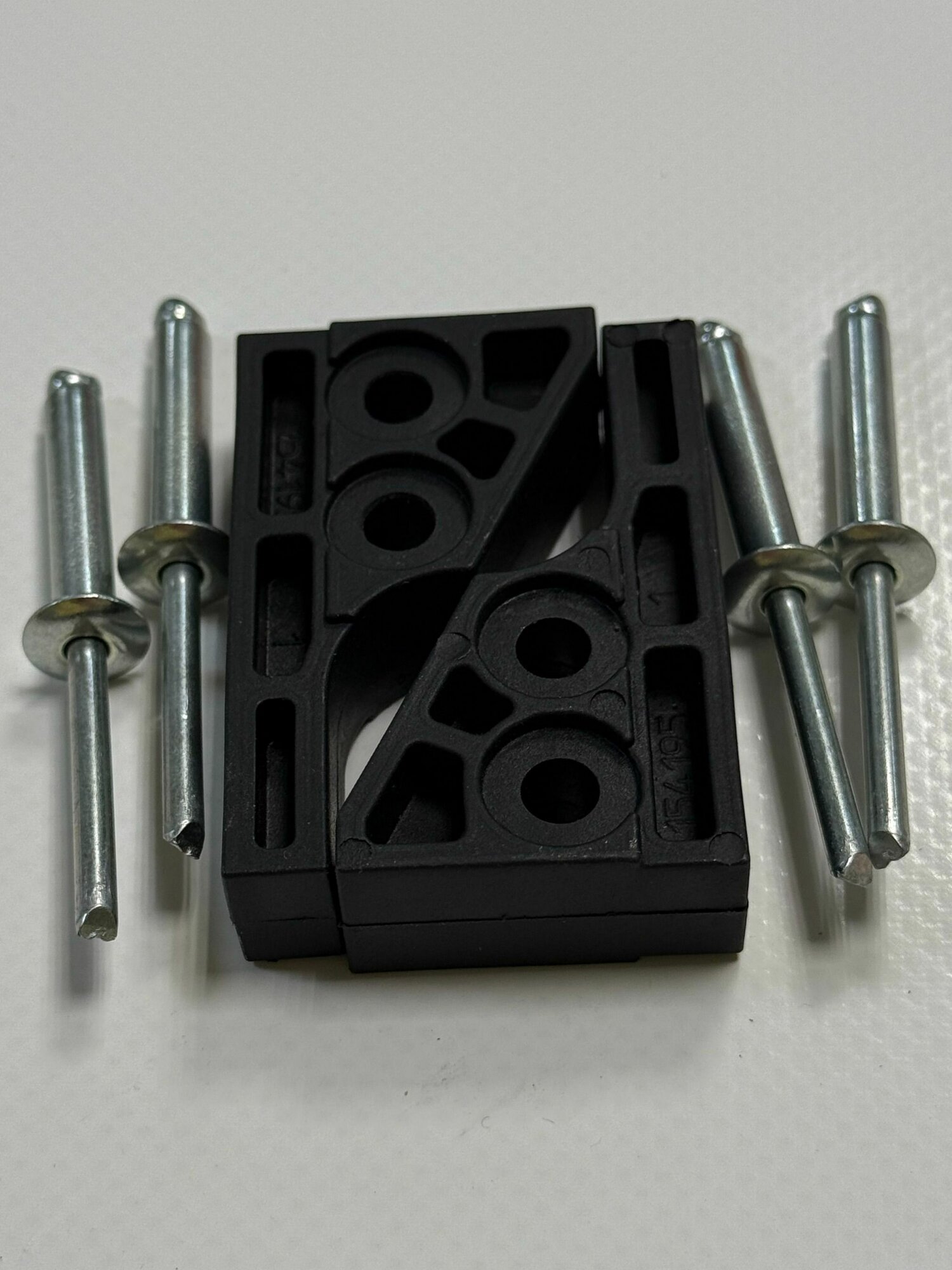 Фиксатор каретки сдвижной крыши полуприцепа