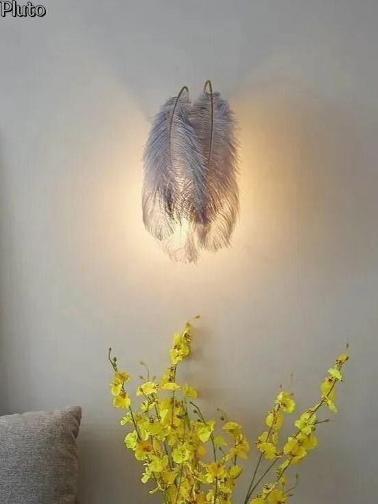 Настенный светильник из перьев