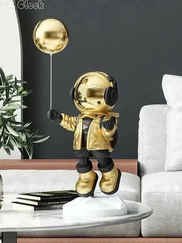 Декоративные статуи космонавтов