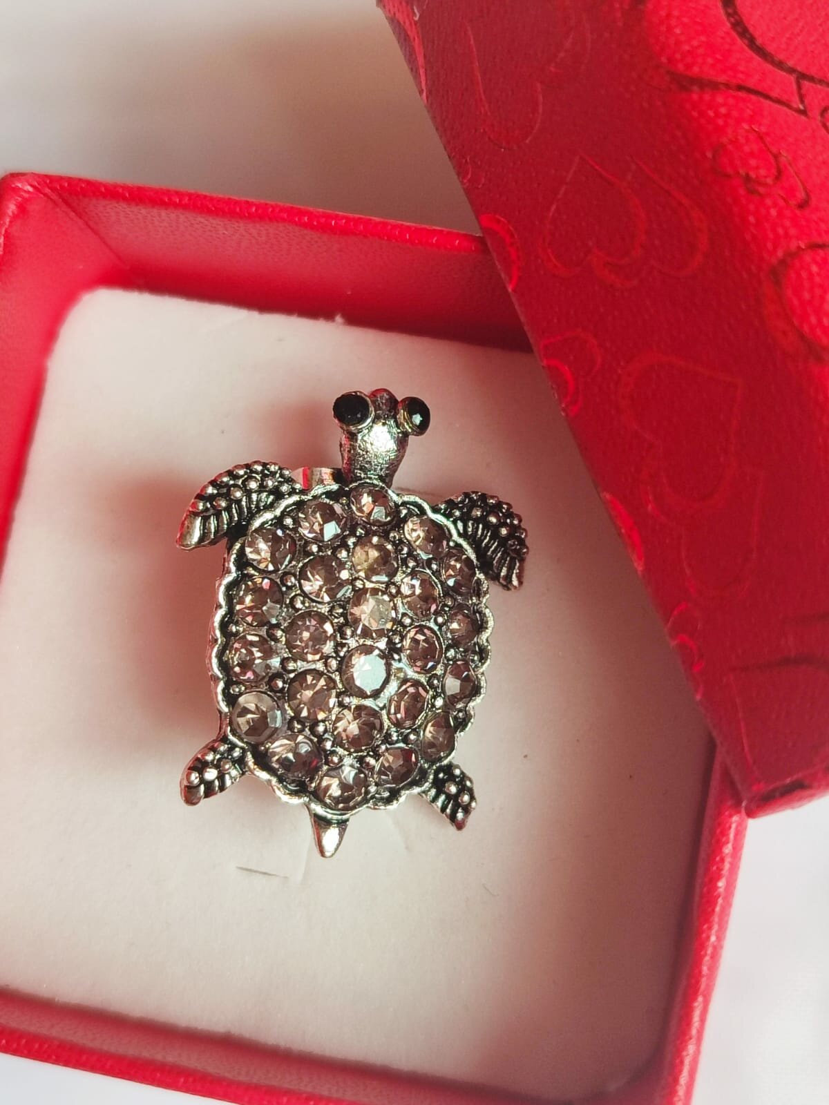 Брошь, стразы