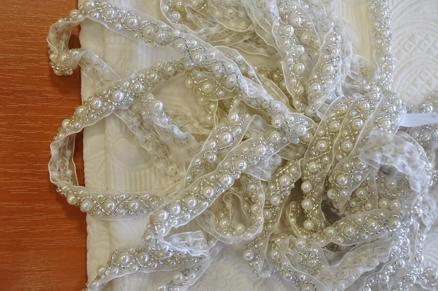 Тесьма декоративная с бисером жемчужного цвета 1,5 см, упаковка 1 метр (д-1439)