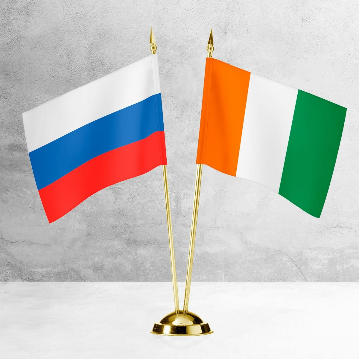 Настольные флаги России и Кот-д Ивуара на пластиковой подставке под золото