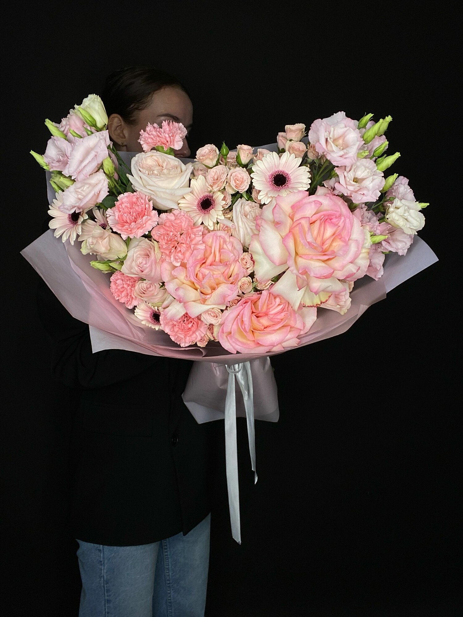 Розовый букет (гербера 5 шт, диантусы 5 шт, эустома 3 шт), высота букета 60 см