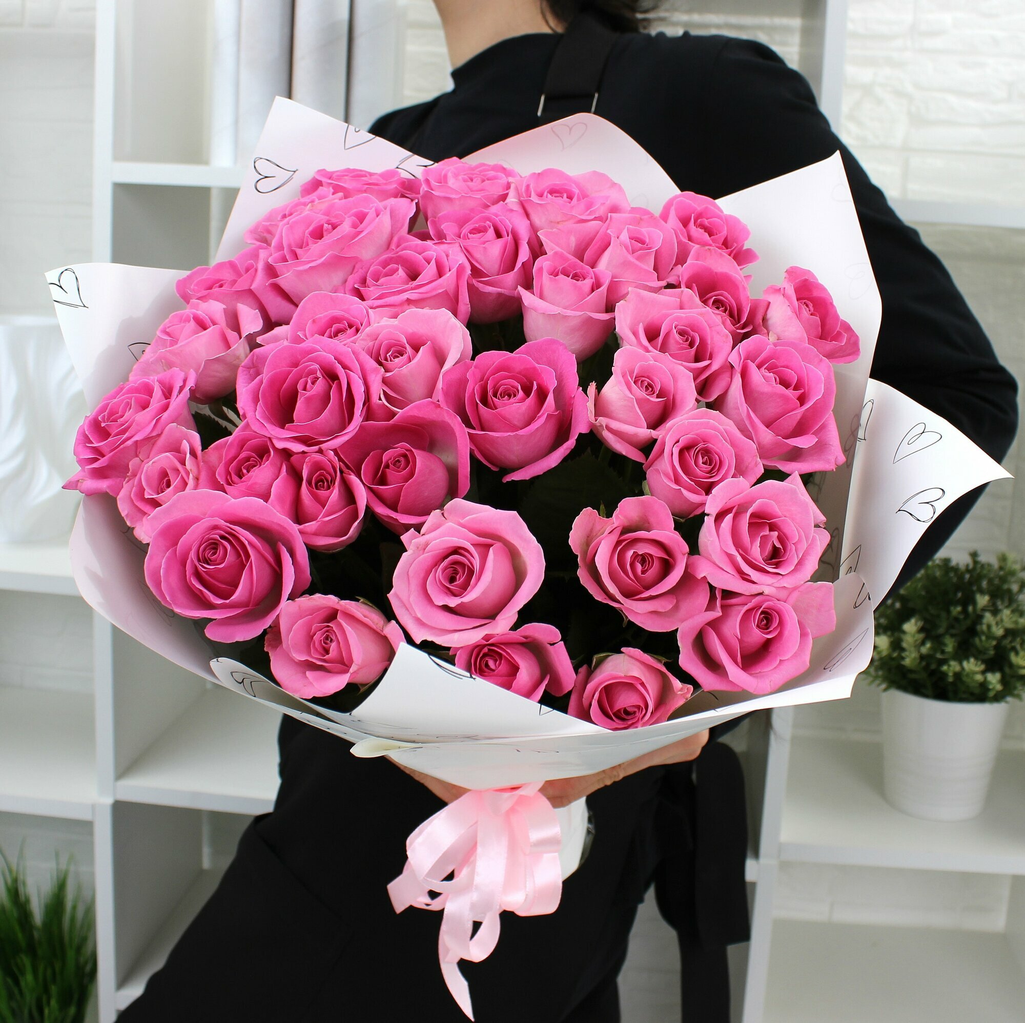 Монобукет THE FLOREAL, 35 роз, высота 40 см, оформление бантом и аквабоксом