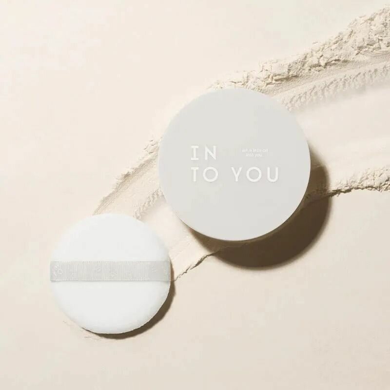 Мягкая, воздушная и ультратонкая текстура рассыпчатой пудры INTO YOU создает сияющий финиш, который держится 8 часов.