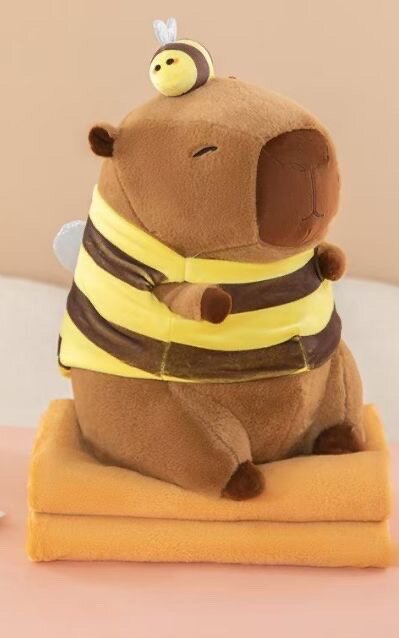 Мягкая игрушка Капибара Пчелка с пледом.
