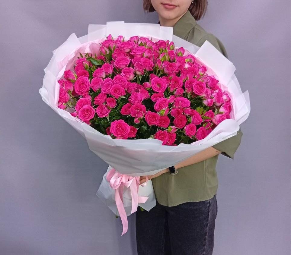 Монобукет "Тюльпан Маркет", из кустовых роз, высота 60см, 19шт.