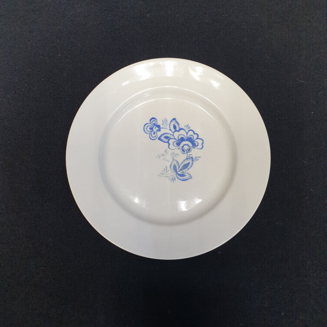 Тарелка десертная, Октябрьск, фарфор, деколь. Винтаж, СССР.