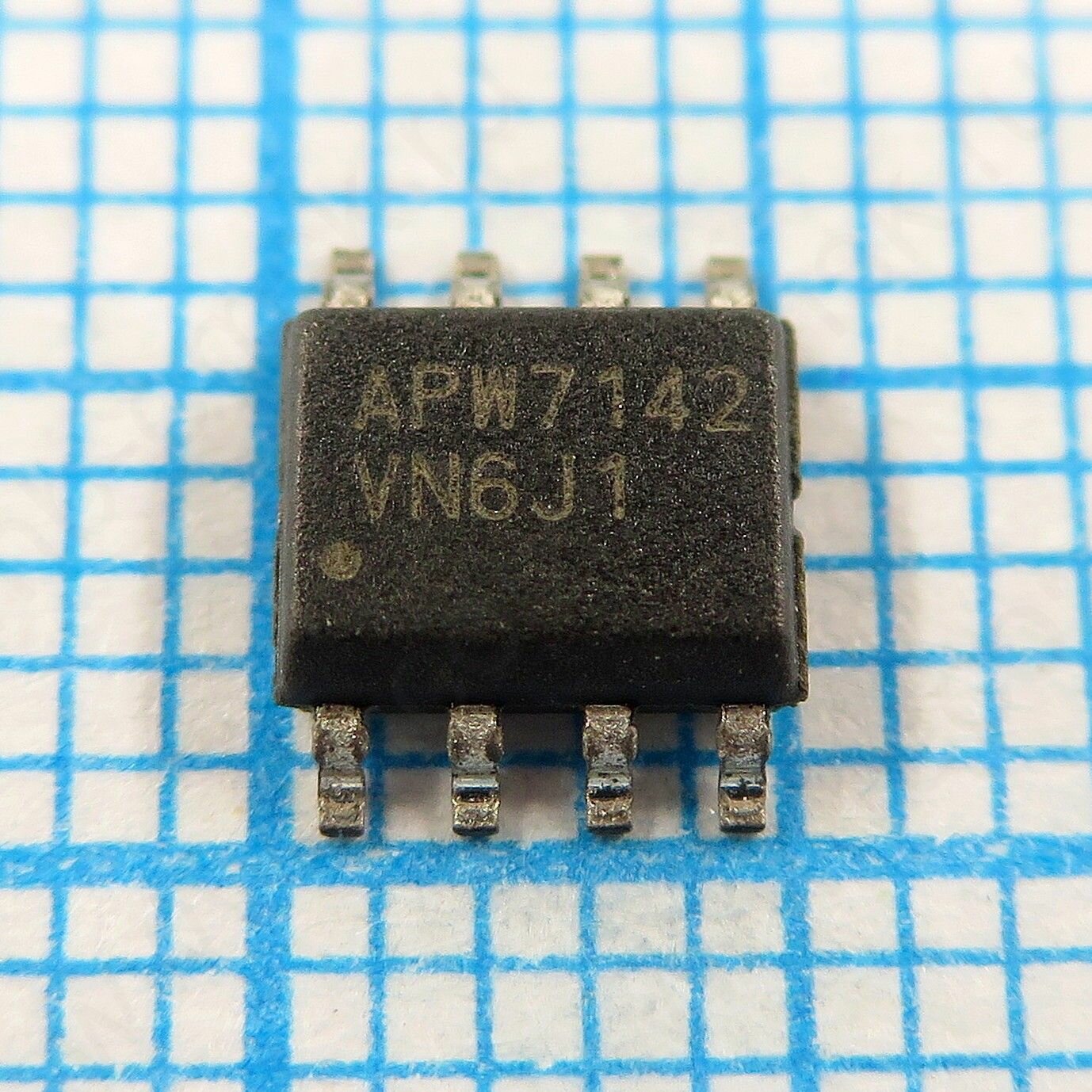 APW7142 - импульсный понижающий (step-down) стабилизатор напряжения с синхронным выпрямением.