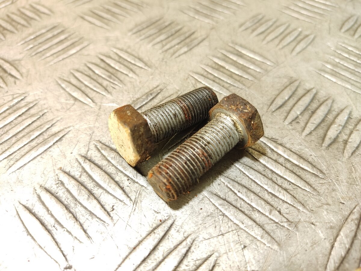 Болт крепления суппорта переднего RENAULT Megane 2003 2009 7701068367