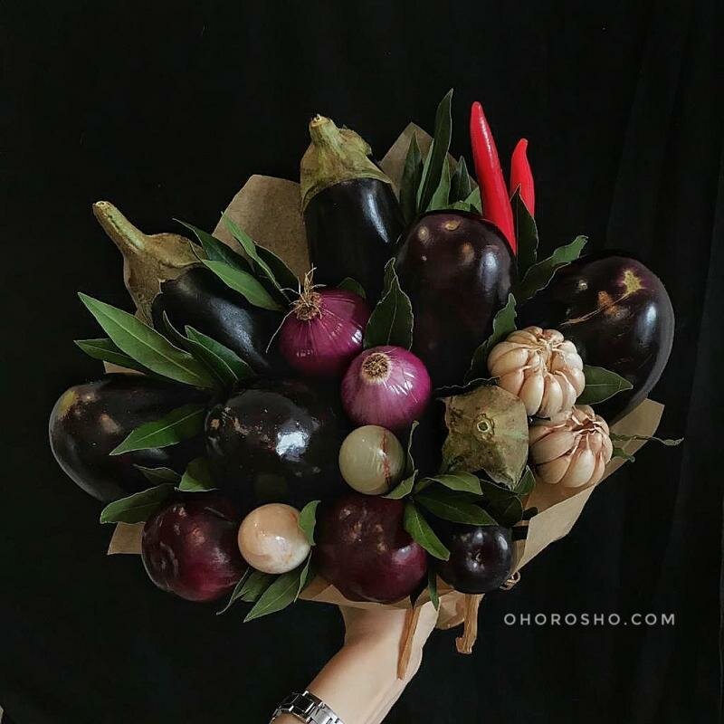 Букет Дикий мужчина с яйцами- овощной мужской букет с баклажанами сливами луком чесноком чили лавром и яйцами из оникса