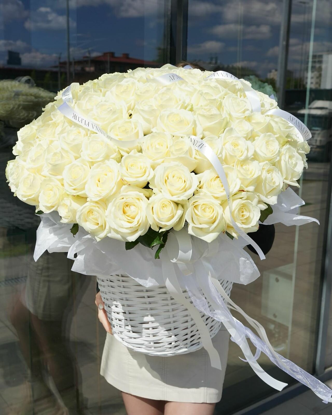 Роза белая в корзине 51 шт, красивый букет цветов, премиум букет, цветы.