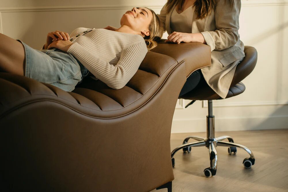 Кушетка для косметолога/лешмейкера/бровиста, анатомическая, коричневая, цветTobacco . С эффектом невесомости.