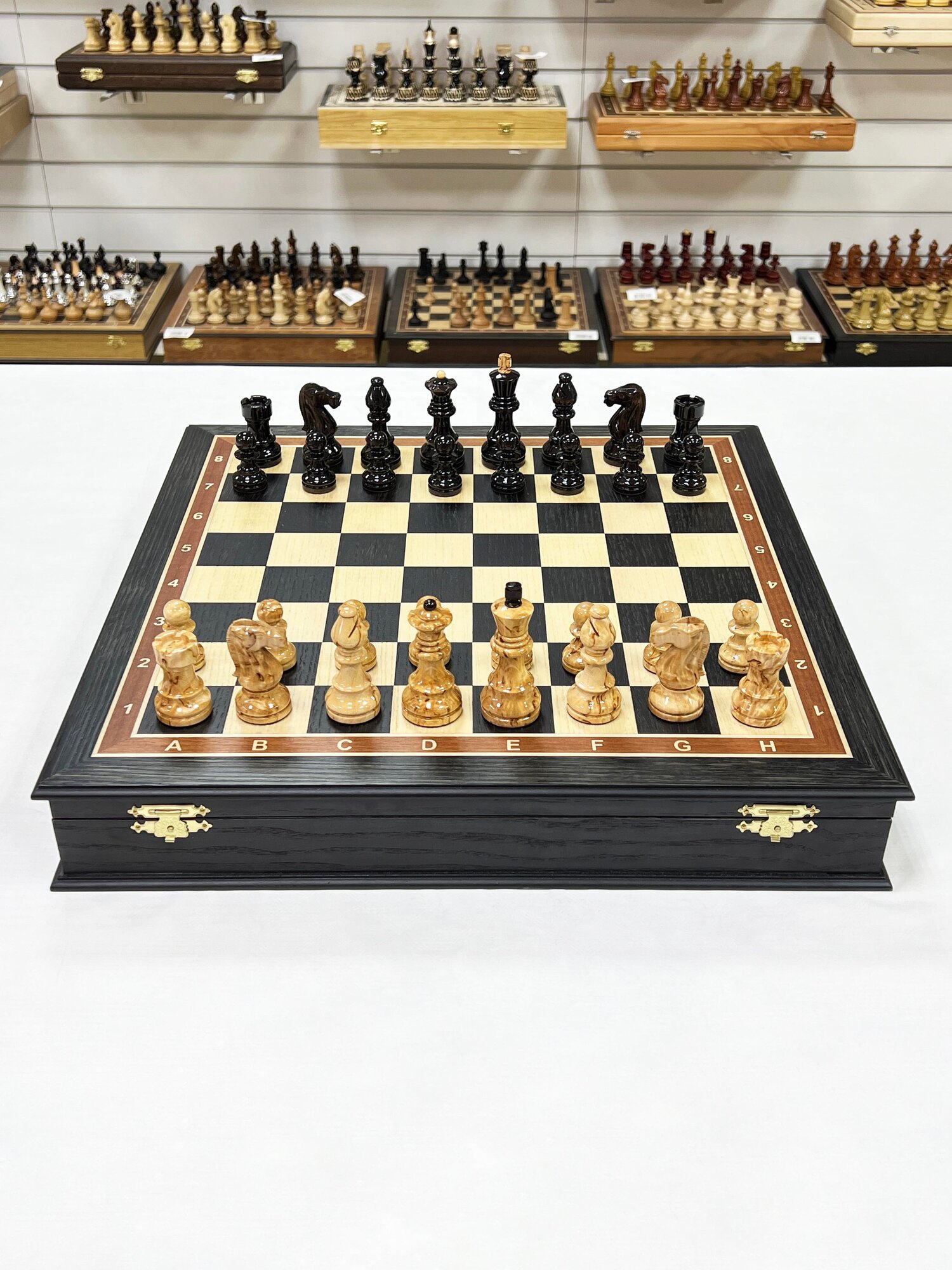 Шахматы в лареце из моренного дуба с фигурами Карельская береза люкс