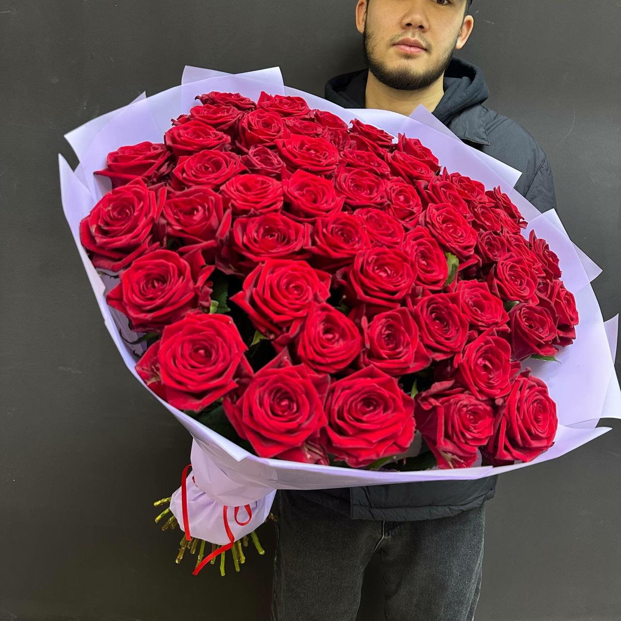 Пышный букет из 51 красной розы высотой 60 см в упаковке с доставкой