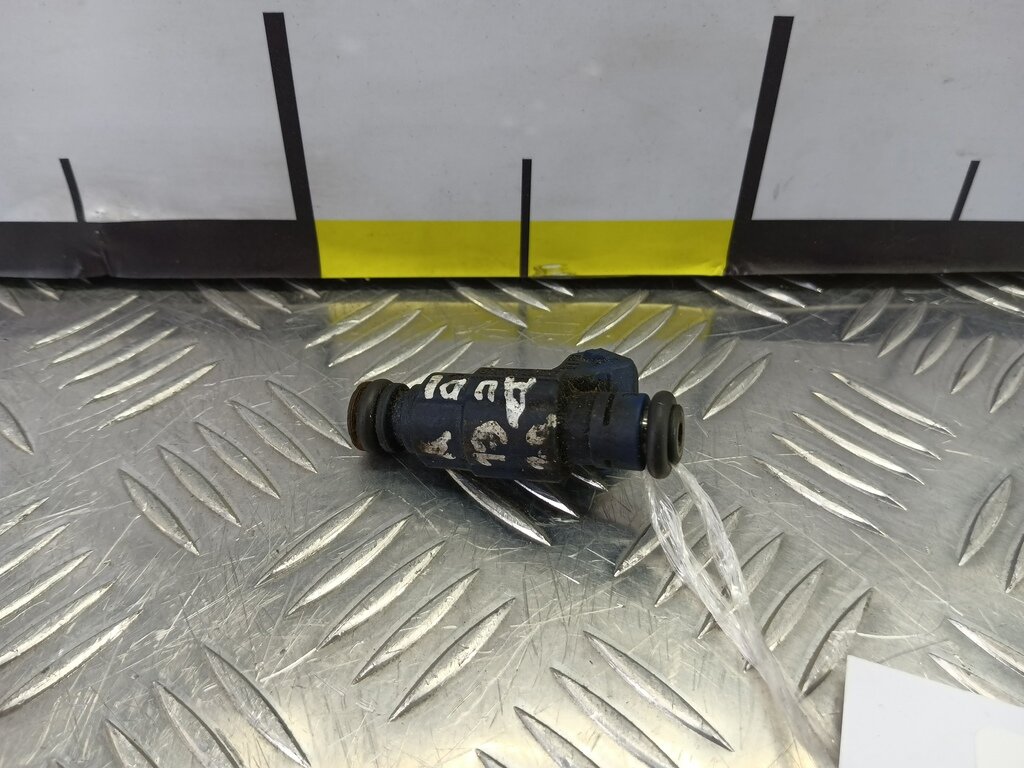 Форсунка топливная Б/У для Volkswagen 06B133551M