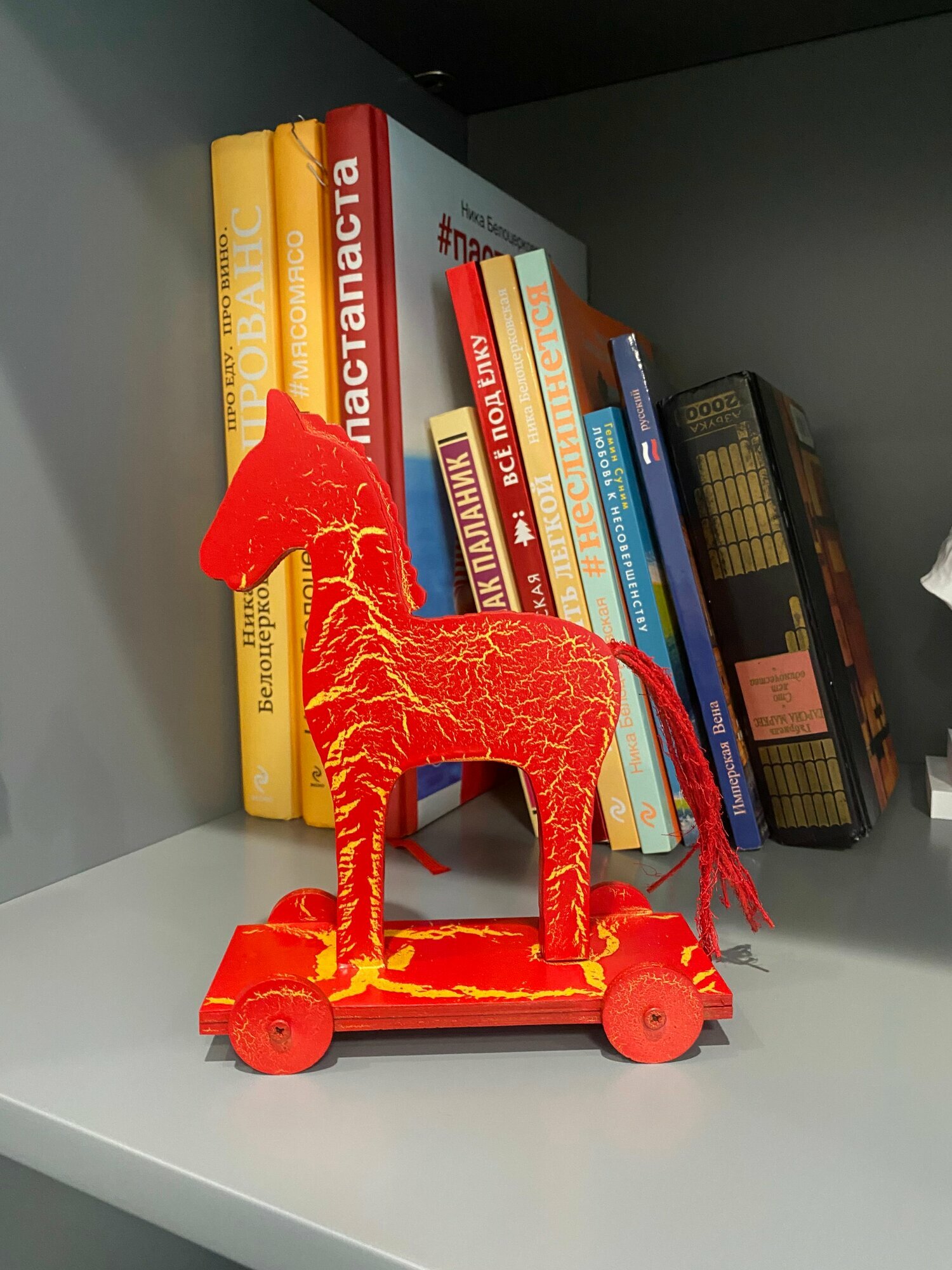 Новогоднее украшение - Красная огненная деревянная лошадка в скандинавском стиле - символ нового 2026 года