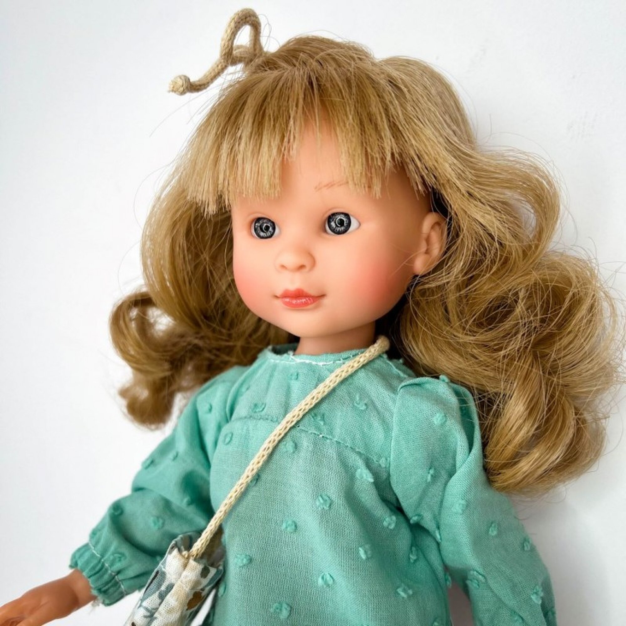 Кукла ASI Celia 0167520, с сумочкой, зеленое платье, высота 30 см