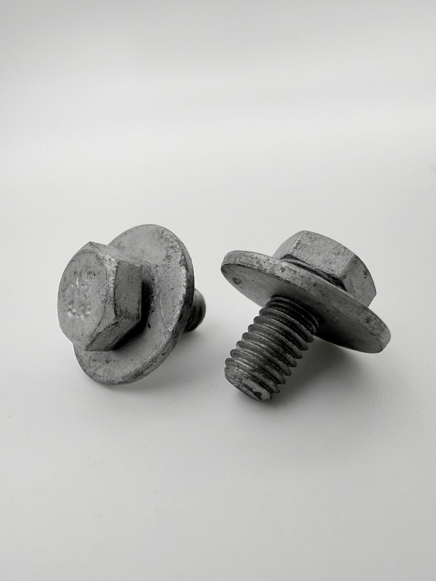 N10009112 Болт М6х12 VAG оригинал винт с неспадающей шайбой, шестигранной головкой (комби), шаг резьбы 1.0, класс прочности 8.8, NF (N.F)