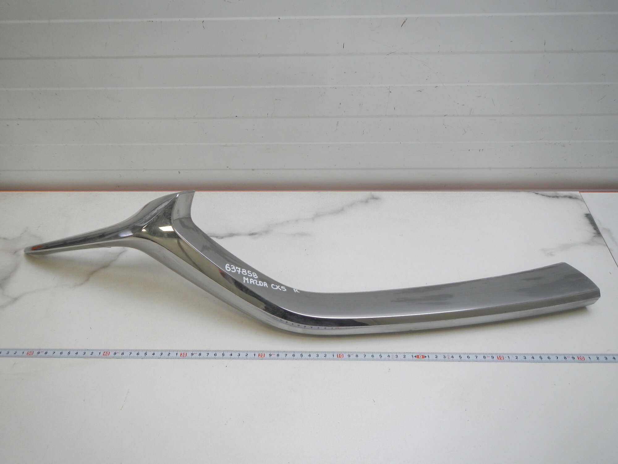 Б/У Накладка на решетку радиатора, Mazda (Мазда)-CX-5 (17-) MAZDA CX-5 (17-) правая, хром Царапины. 637858 MAZDA арт. B8A...