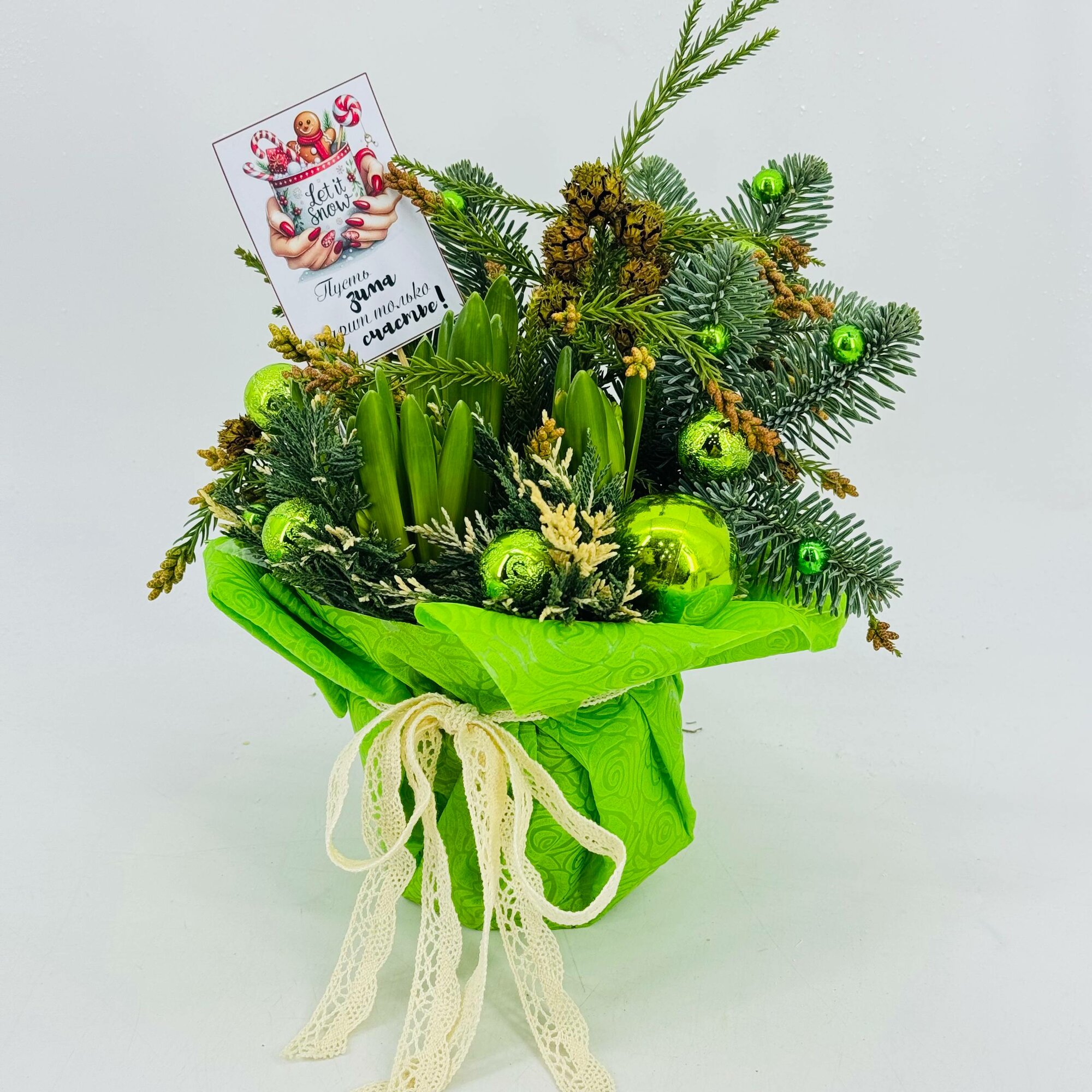 Зимний букет новогодний из веток натуральной хвои, нобилис с ароматными гиацинтами первоцветами