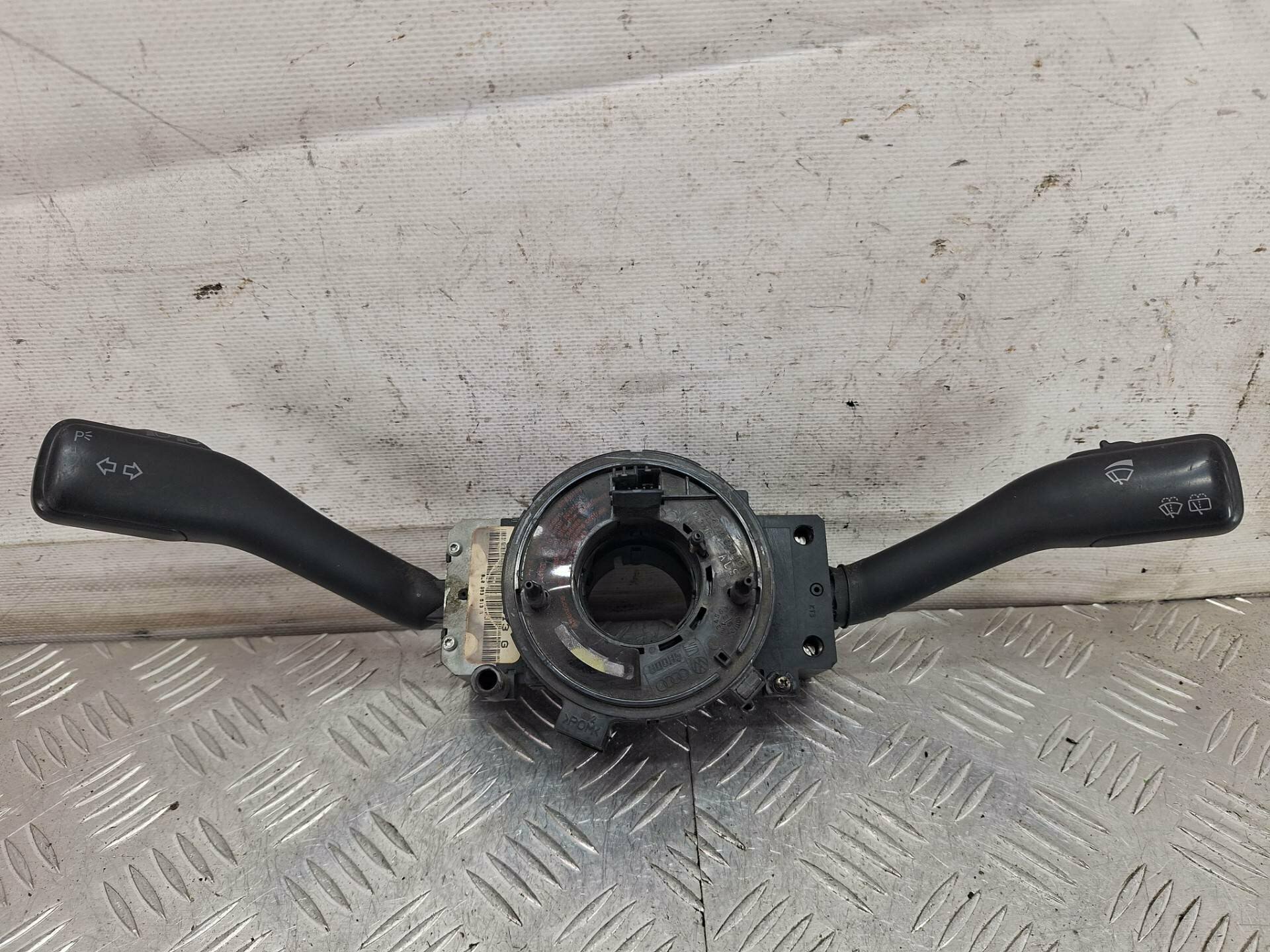 Переключатель подрулевой (стрекоза) Volkswagen Golf 4 2001 8L0953513G