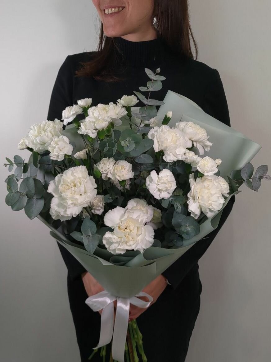 Букет из микса одноголовых и кустовых белых гвоздик с эвкалиптом
