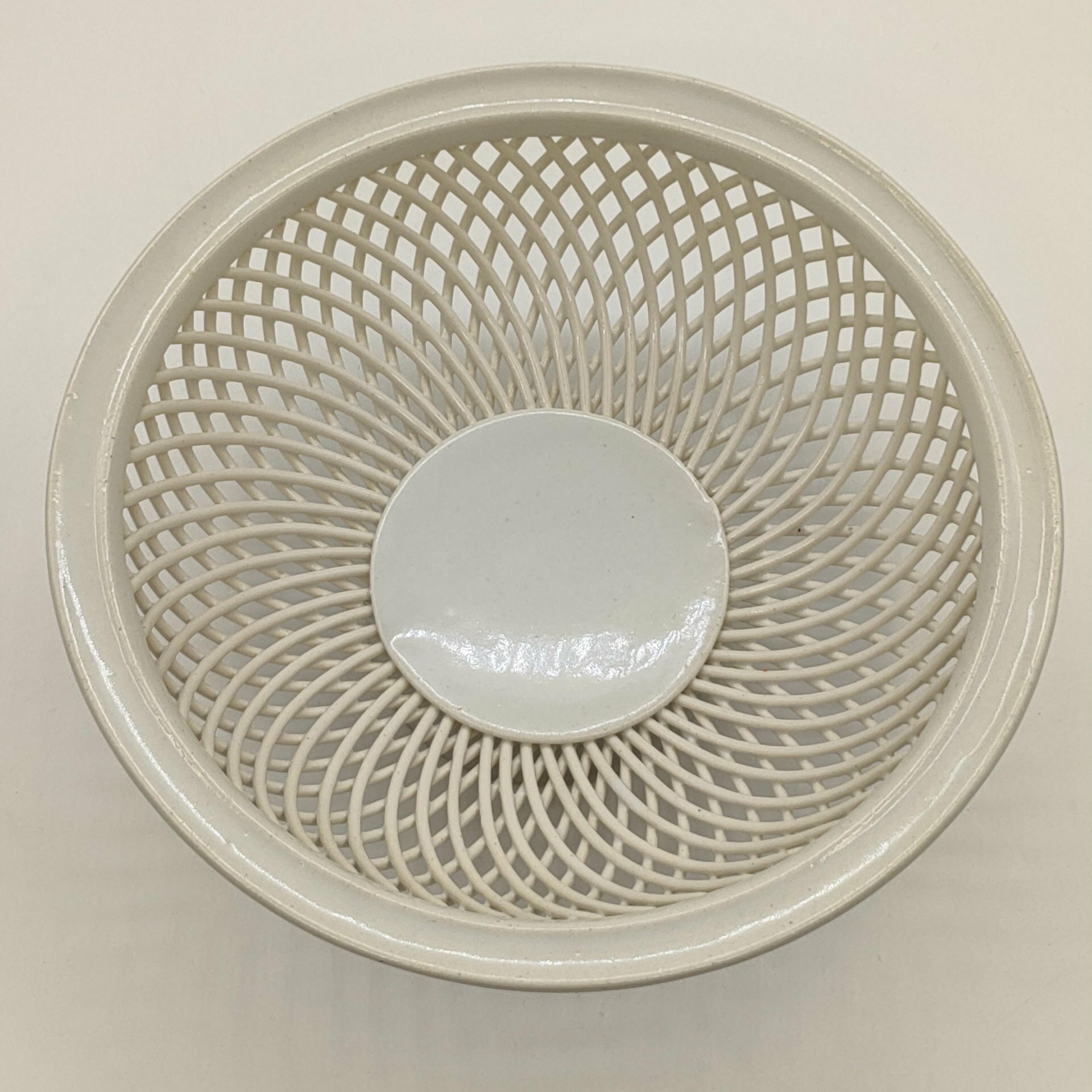 Блюдо (сухарница) с "плетёным" декором, фаянс, Кировский фаянсовый завод, СССР