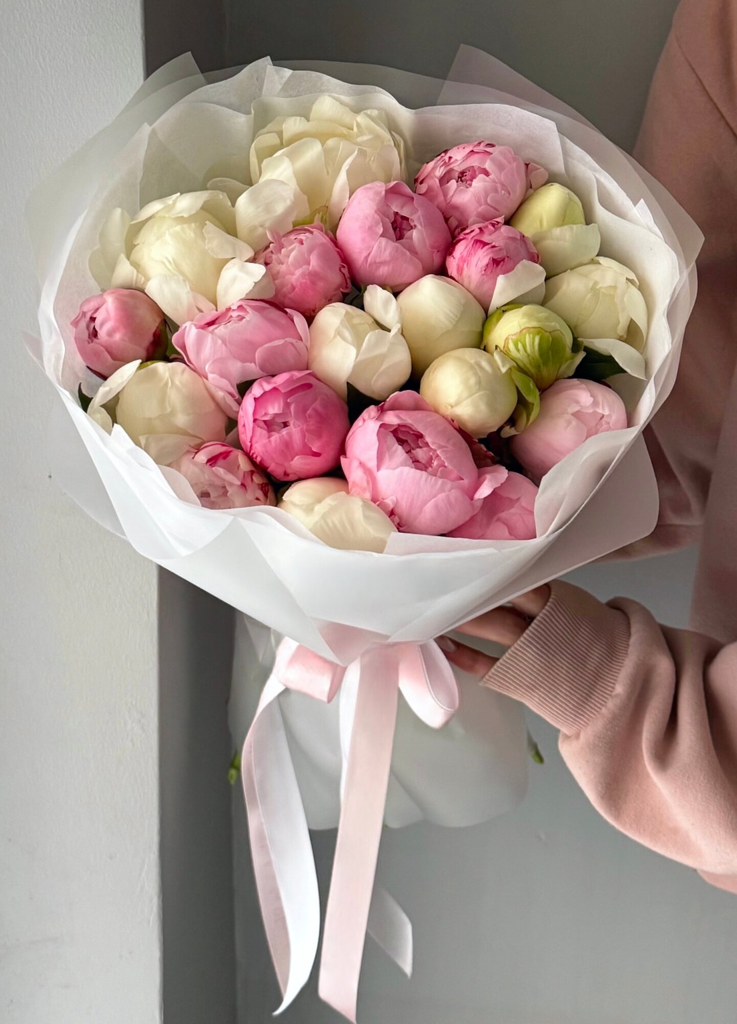 Букет «Нежный пионовый микс» (белые пионы Боул Оф Крим, розовые пионы Сара Бернар)