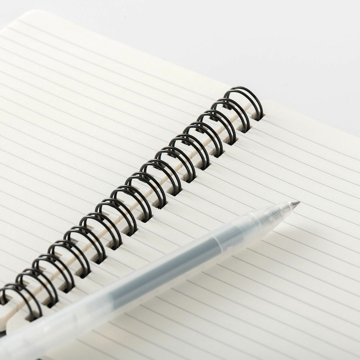 Блокнот MUJI A5 на резинке в линейку черный 80 листов