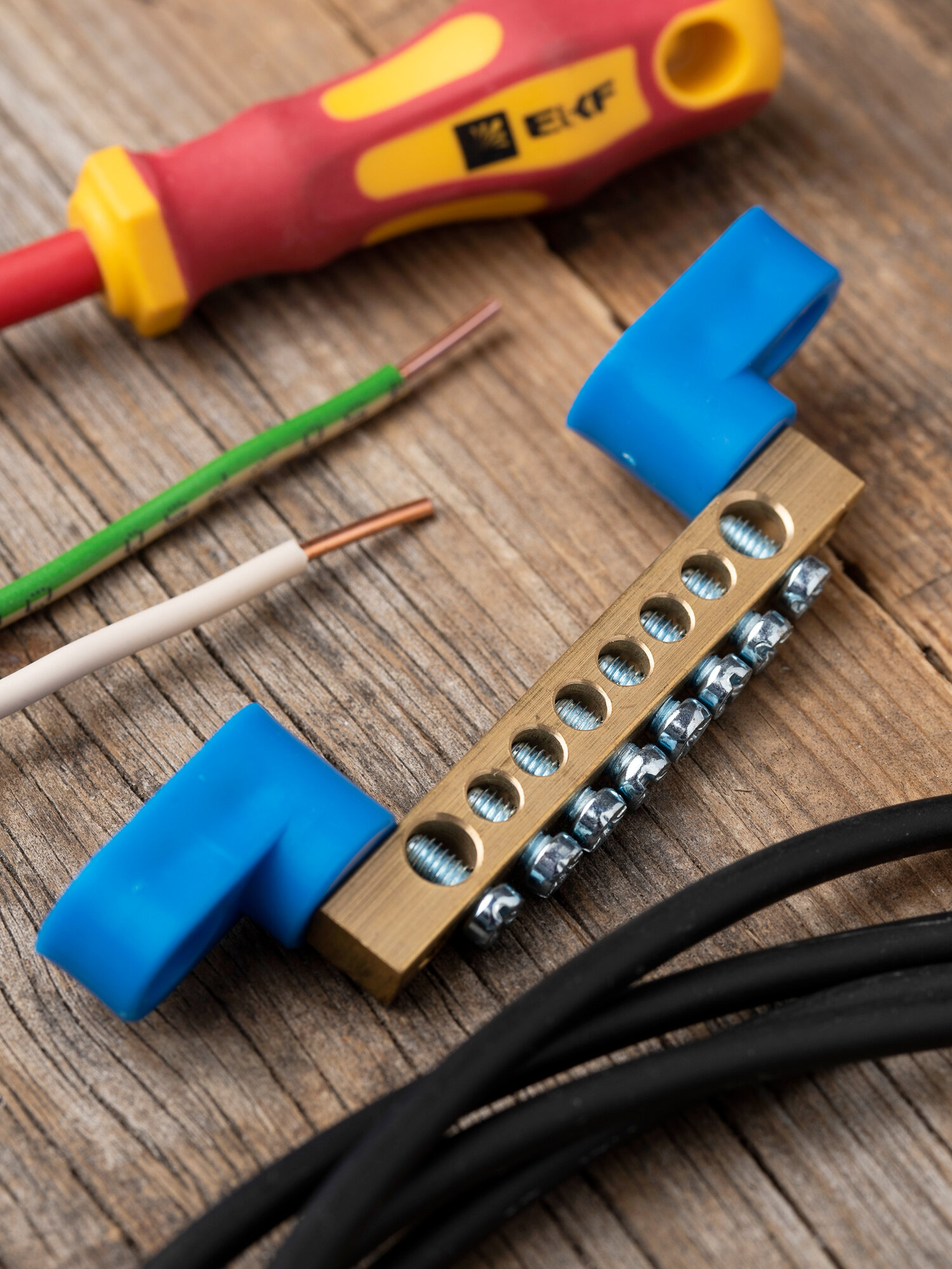 Шина нулевая N 6х9 8 отвер. латунь 2 син. угловых изолятора PROxima EKF sn0-63-08-2